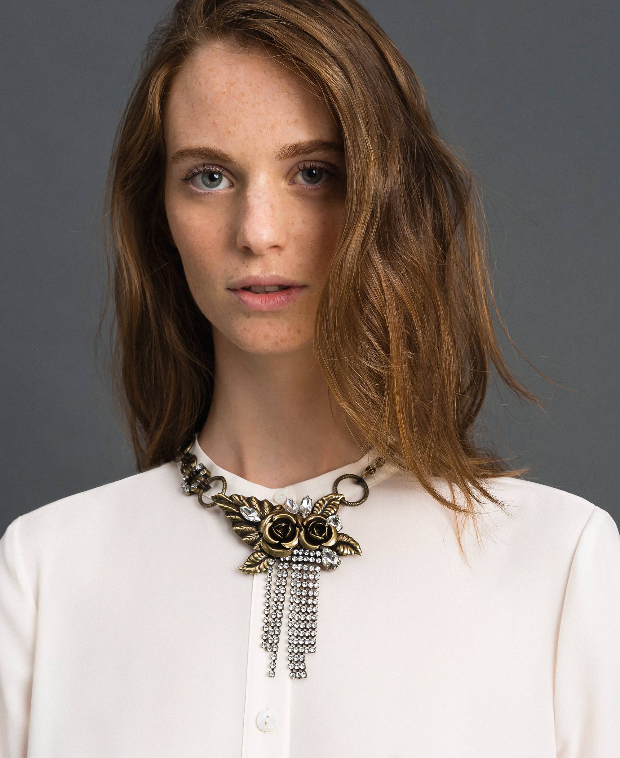 Collier ras-du-cou avec roses et pendentifs strassés