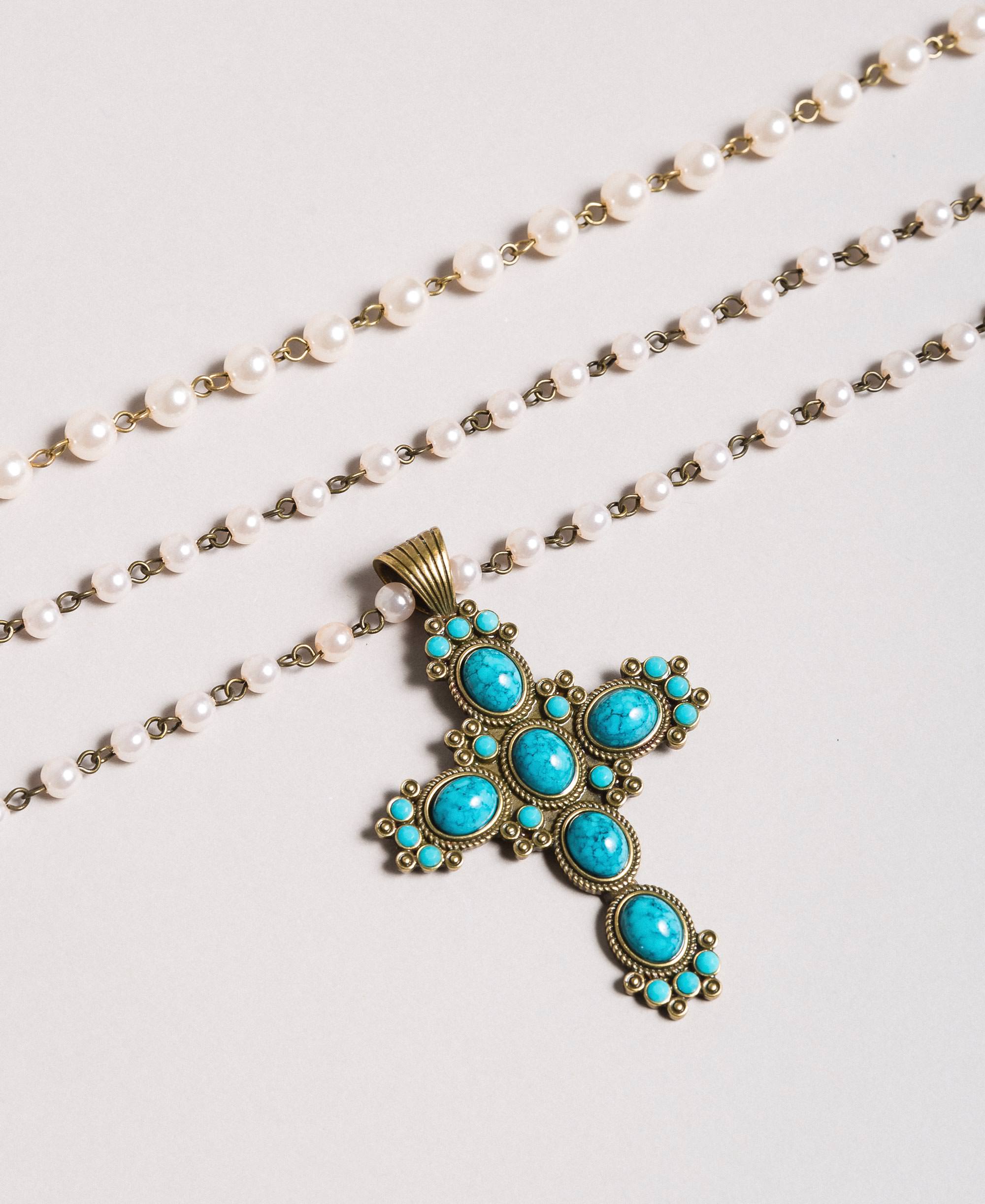 Collier chapelet perlé avec pendentif croix